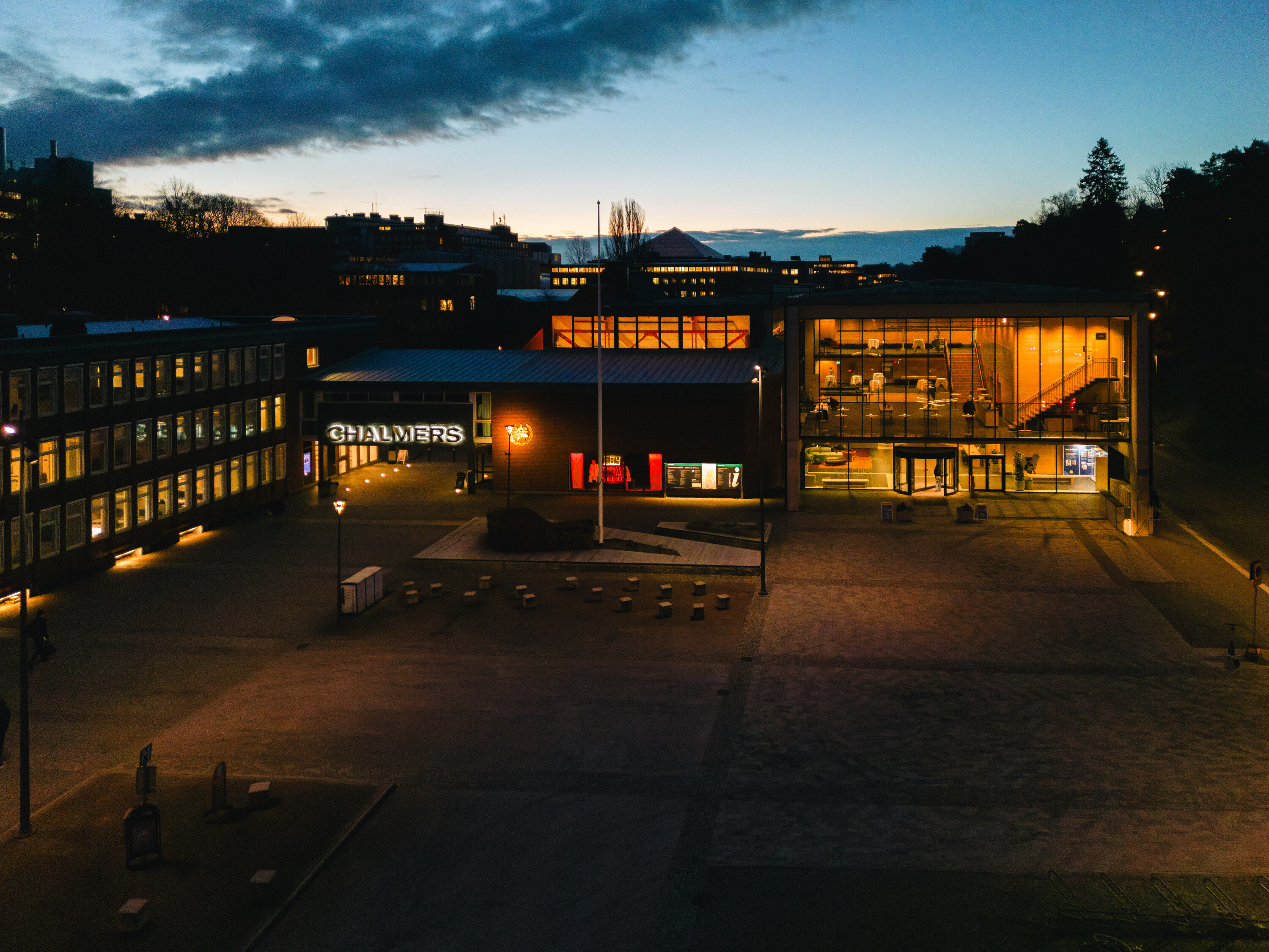 Chalmers campus lyser orange under Orange Day | Chalmers