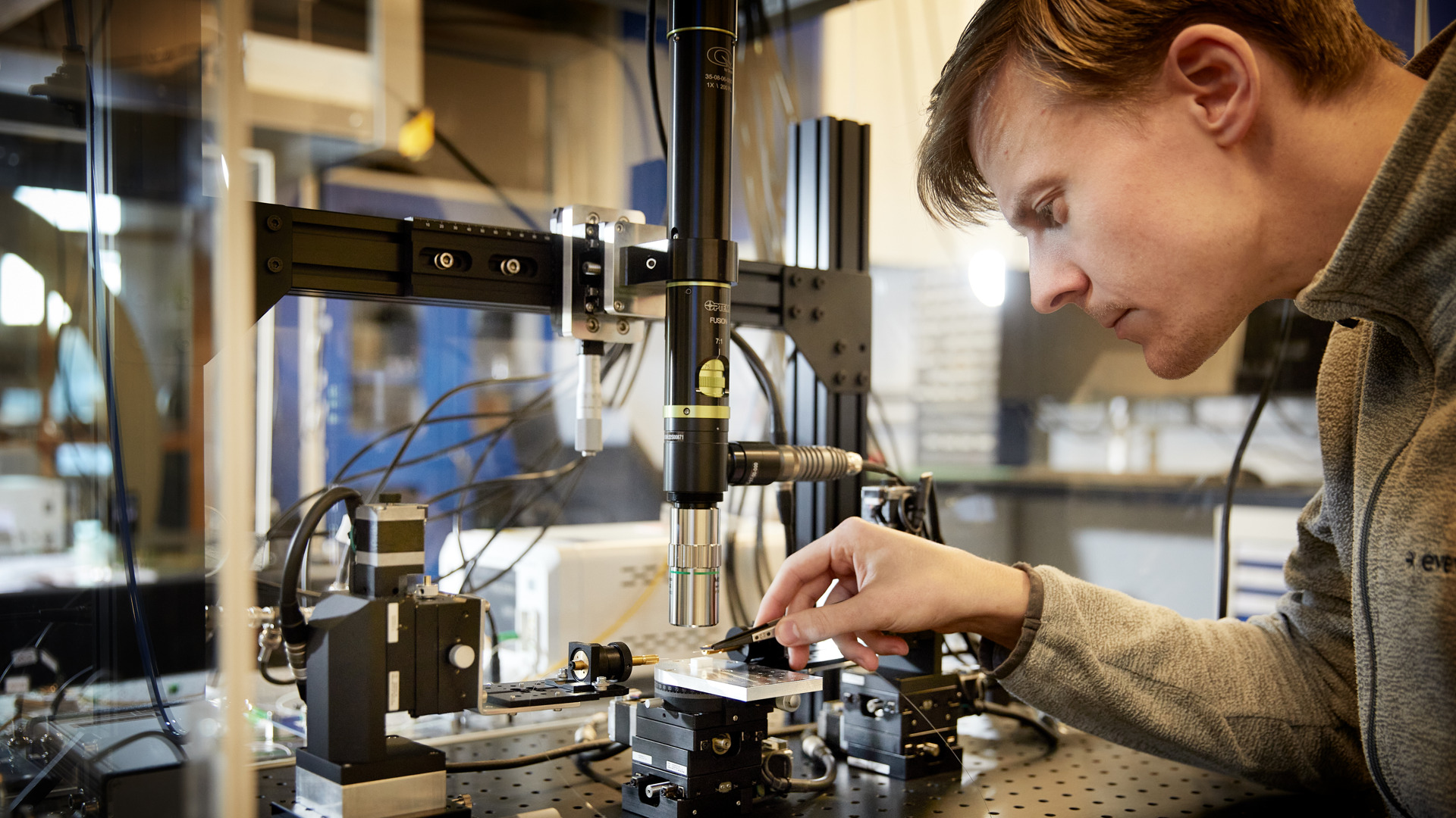 Towards interconnecting quantum computers using light and sound on a chip