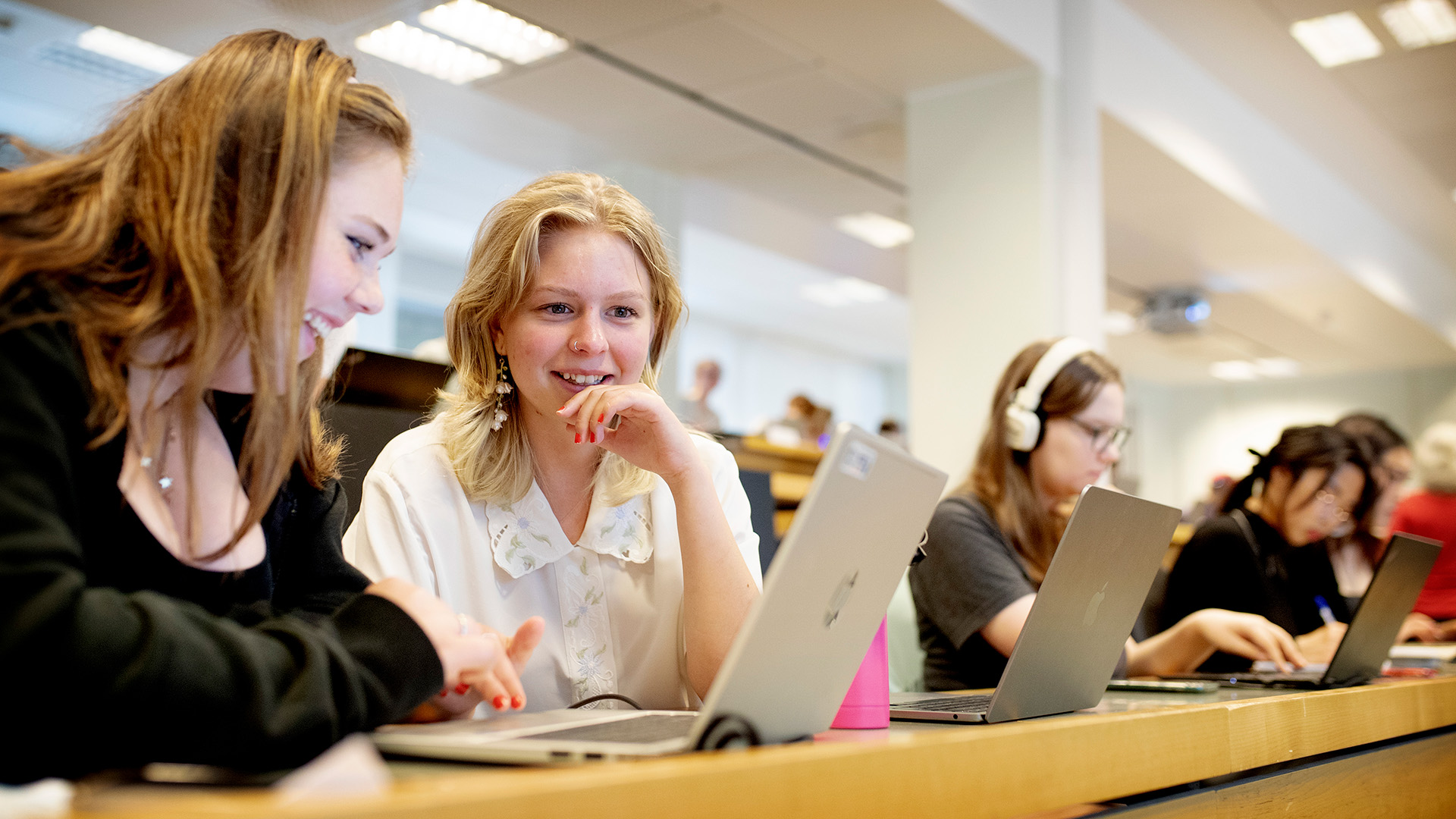 "Girls Code Club öppnar upp teknik för tjejer och bygger självförtroende"